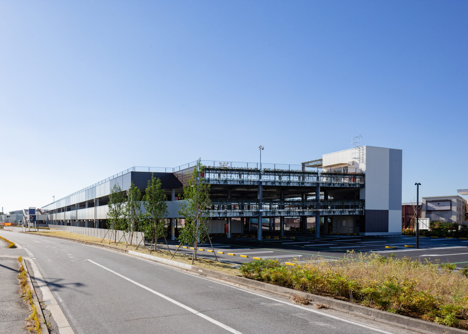 三井アウトレットパーク 木更津 P7・P8立体駐車場 | 導入実績 | IHI運搬機械株式会社の自走式駐車場