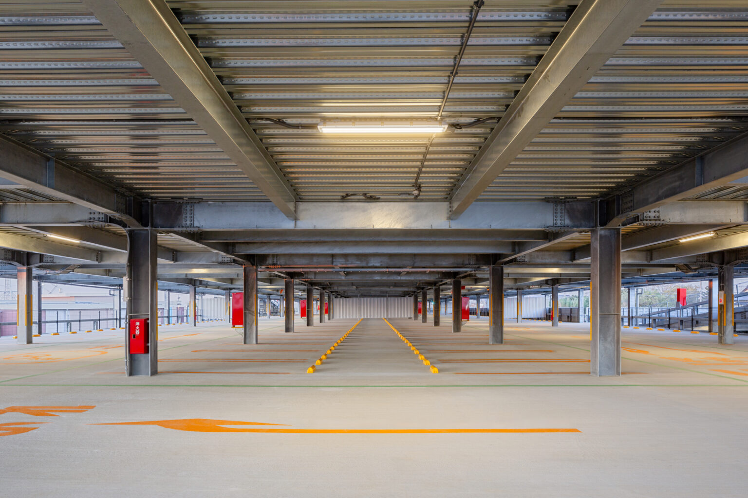 三井アウトレットパーク 木更津 P7・P8立体駐車場 | 導入実績 | IHI運搬機械株式会社の自走式駐車場