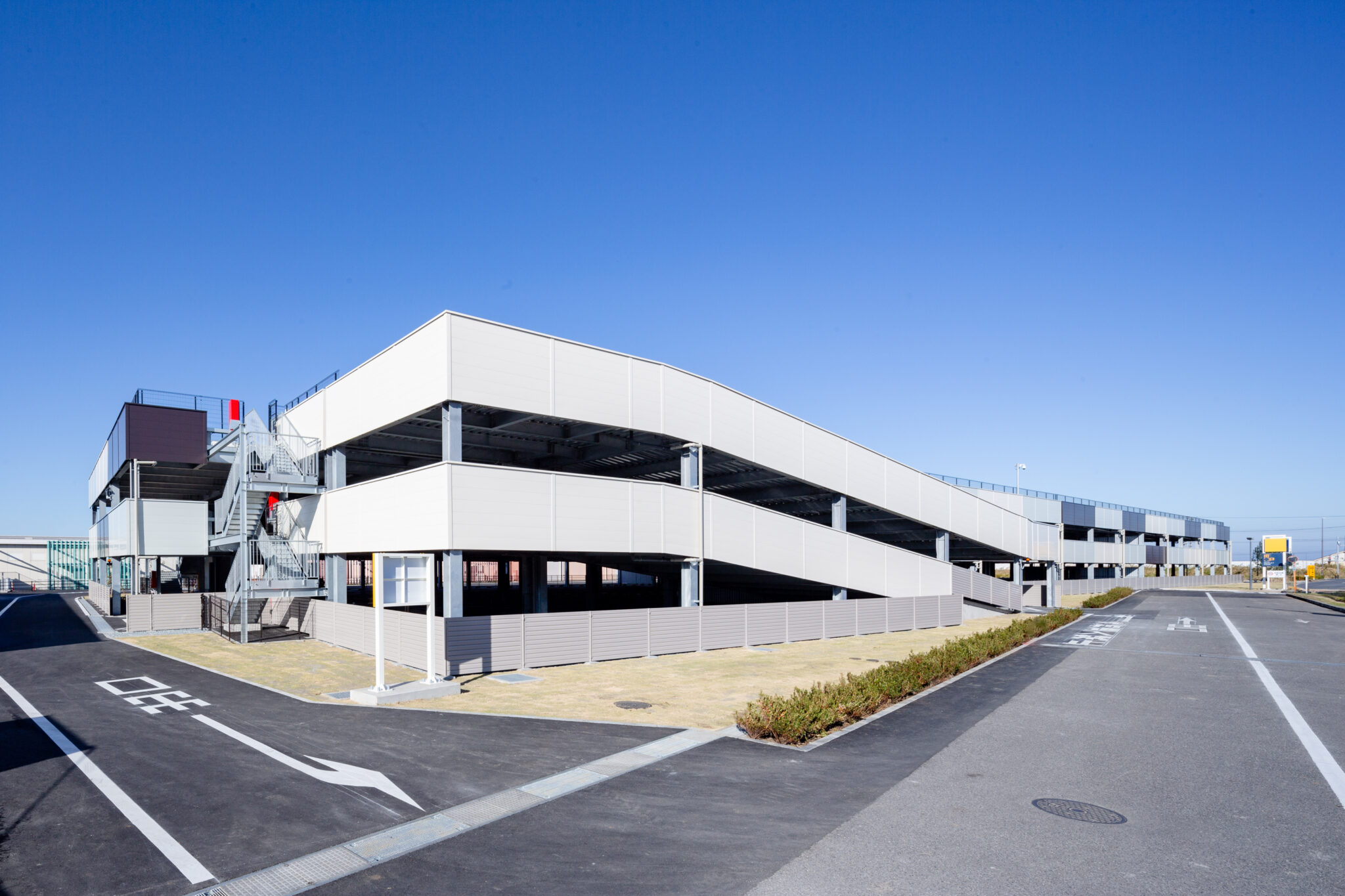 三井アウトレットパーク 木更津 P7・P8立体駐車場 | 導入実績 | IHI運搬機械株式会社の自走式駐車場